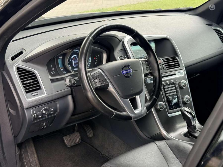 Black Volvo XC60 2014 in Ukmerge, with an engine capacity of 2.40 L and mileage of 284 thousand km for 11750 €, photo 9 on AUTOMOTO.COM.LV
