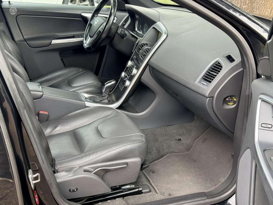 Black Volvo XC60 2014 in Ukmerge, with an engine capacity of 2.40 L and mileage of 284 thousand km for 11750 €, photo 13 on AUTOMOTO.COM.LV