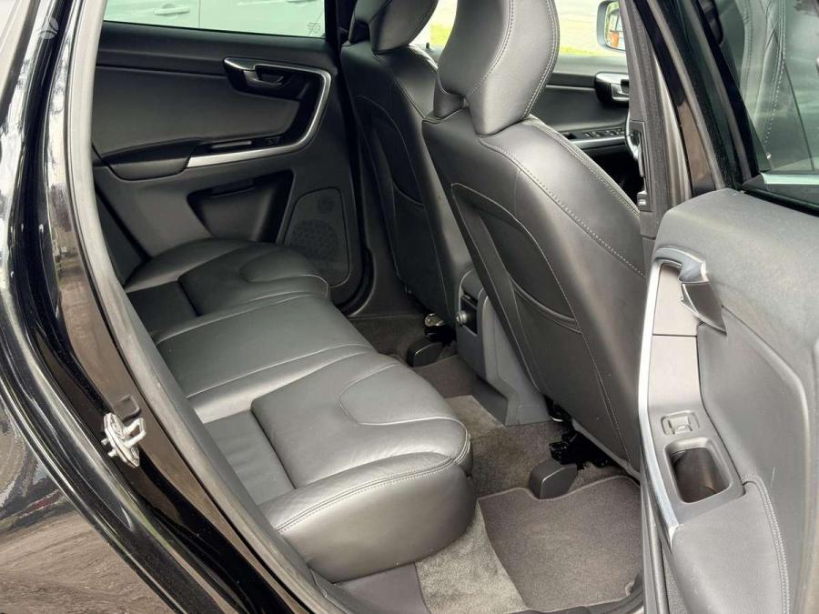 Black Volvo XC60 2014 in Ukmerge, with an engine capacity of 2.40 L and mileage of 284 thousand km for 11750 €, photo 15 on AUTOMOTO.COM.LV