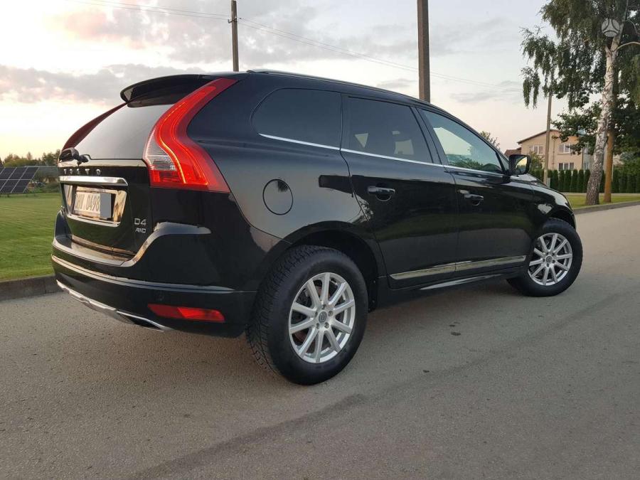 Black Volvo XC60 2014 in Pakruojis, with an engine capacity of 2.40 L and mileage of 271 thousand km for 13799 €, photo 8 on AUTOMOTO.COM.LV