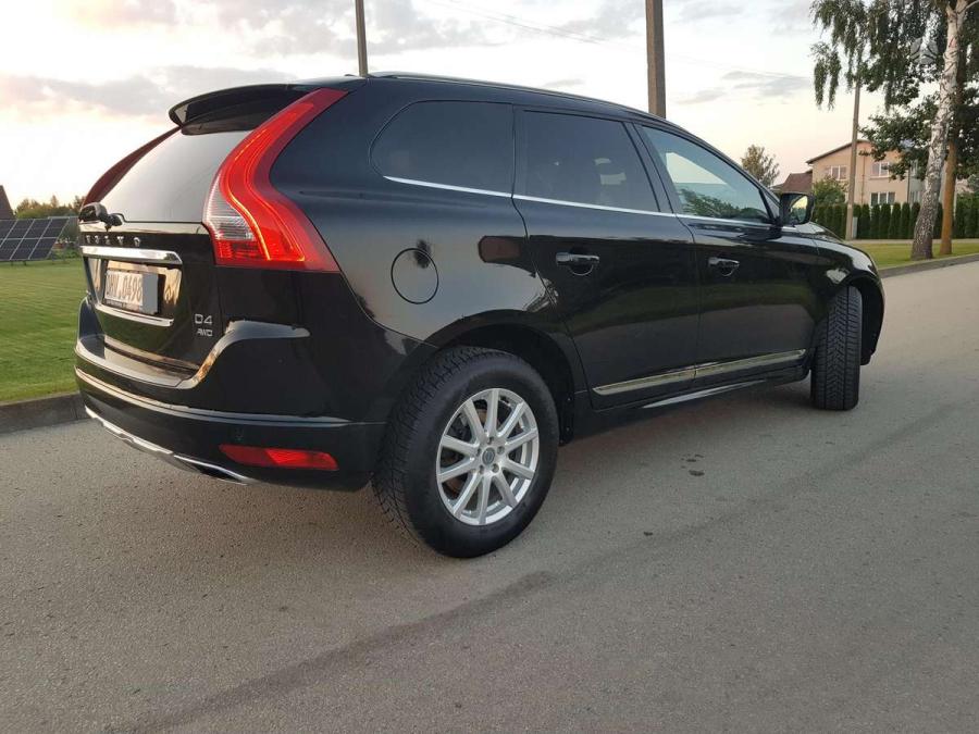 Black Volvo XC60 2014 in Pakruojis, with an engine capacity of 2.40 L and mileage of 271 thousand km for 13799 €, photo 10 on AUTOMOTO.COM.LV