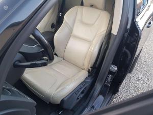 Black Volvo XC60 2014 in Pakruojis, with an engine capacity of 2.40 L and mileage of 271 thousand km for 13799 €, photo 13 on AUTOMOTO.COM.LV