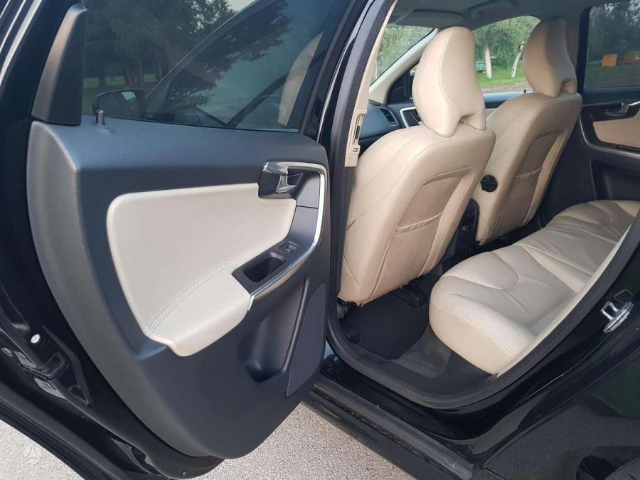 Black Volvo XC60 2014 in Pakruojis, with an engine capacity of 2.40 L and mileage of 271 thousand km for 13799 €, photo 15 on AUTOMOTO.COM.LV