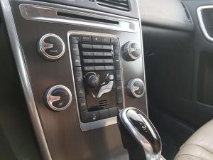Black Volvo XC60 2014 in Pakruojis, with an engine capacity of 2.40 L and mileage of 271 thousand km for 13799 €, photo 18 on AUTOMOTO.COM.LV
