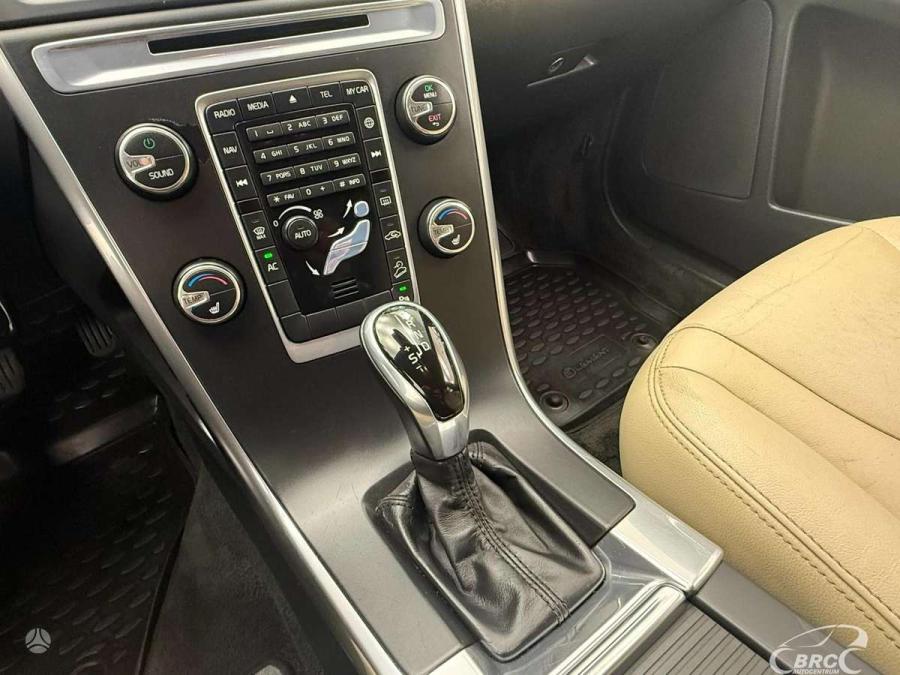 Black Volvo XC60 2014 in Vilnius, with an engine capacity of 2.40 L and mileage of 329 thousand km for 8900 €, photo 11 on AUTOMOTO.COM.LV