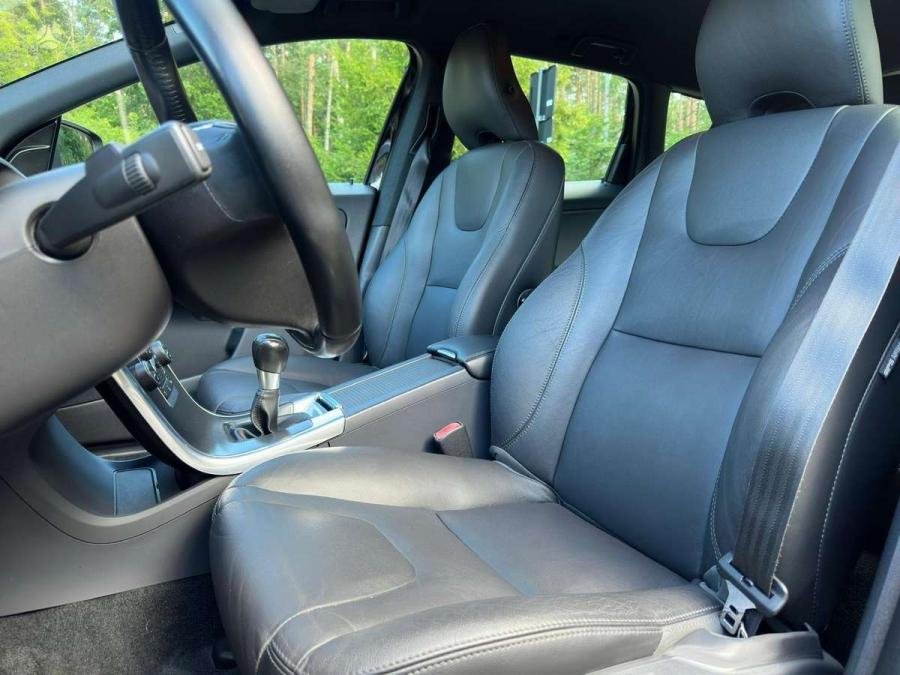 Melns Volvo XC60 2014 Viļņa, ar dzinēja tilpumu 2.40 L un nobraukumu 271 tūkst. km par 12100 €, foto 25 vietnē AUTOMOTO.COM.LV