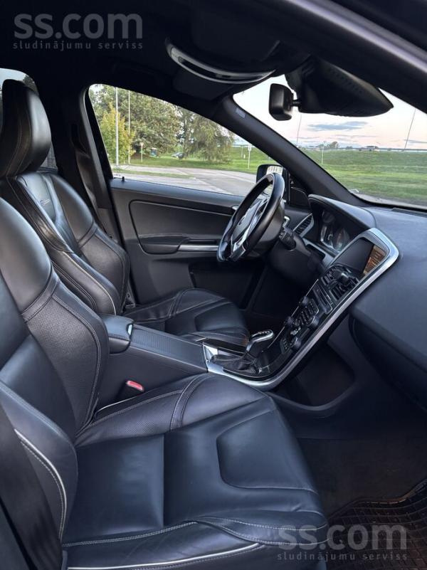 Black Volvo XC60 2014 in Daugavpils, with an engine capacity of 2.40 L and mileage of 282 thousand km for 14000 €, photo 10 on AUTOMOTO.COM.LV