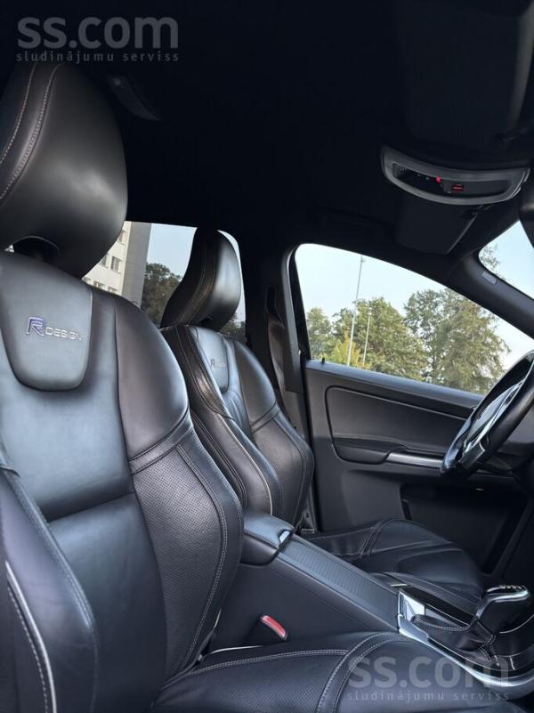 Black Volvo XC60 2014 in Daugavpils, with an engine capacity of 2.40 L and mileage of 282 thousand km for 14000 €, photo 11 on AUTOMOTO.COM.LV