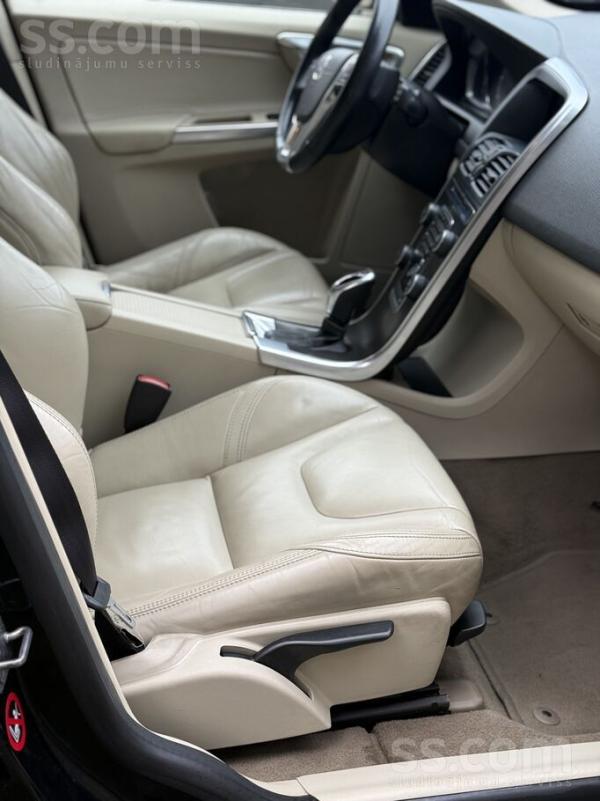 Volvo XC60 2014 Rīga vietnē Melns Volvo XC60 2014 Rīga, ar dzinēja tilpumu 2.40 L un nobraukumu 0 tūkst. km par 11900 €, foto 8 vietnē AUTOMOTO.COM.LV