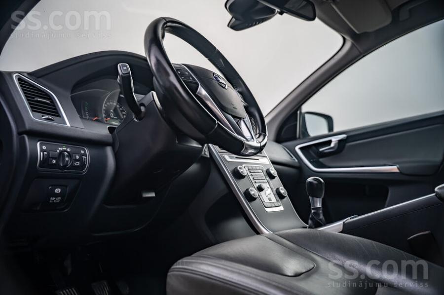 Melns Volvo XC60 2014 Rīga, ar dzinēja tilpumu 2.00 L un nobraukumu 268 tūkst. km par 11750 €, foto 11 vietnē AUTOMOTO.COM.LV