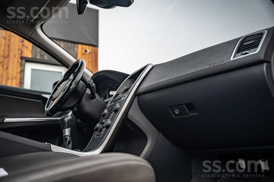 Melns Volvo XC60 2014 Rīga, ar dzinēja tilpumu 2.00 L un nobraukumu 268 tūkst. km par 11750 €, foto 18 vietnē AUTOMOTO.COM.LV
