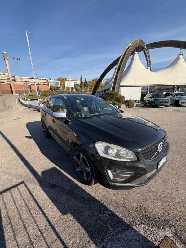 Melns Volvo XC60 2015 Viļņa, ar dzinēja tilpumu 2.40 L un nobraukumu 260 tūkst. km par 13200 €, foto 2 vietnē AUTOMOTO.COM.LV