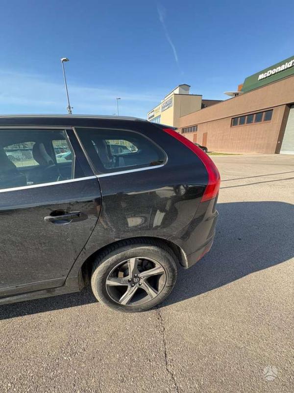 Melns Volvo XC60 2015 Viļņa, ar dzinēja tilpumu 2.40 L un nobraukumu 260 tūkst. km par 13200 €, foto 6 vietnē AUTOMOTO.COM.LV