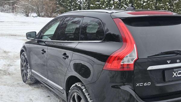Black Volvo XC60 2015 in Elektrenai, with an engine capacity of 2.40 L and mileage of 261 thousand km for 14600 €, photo 5 on AUTOMOTO.COM.LV