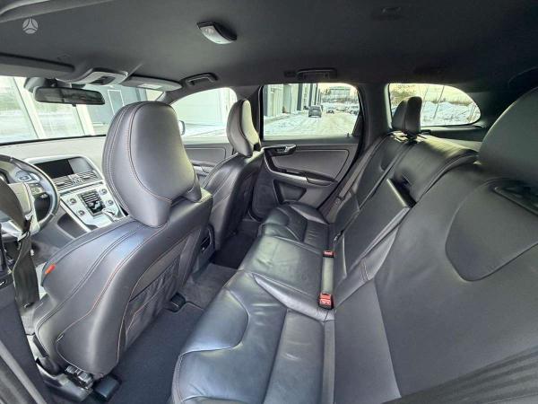Melns Volvo XC60 2015 Viļņa, ar dzinēja tilpumu 1.98 L un nobraukumu 273 tūkst. km par 14850 €, foto 11 vietnē AUTOMOTO.COM.LV