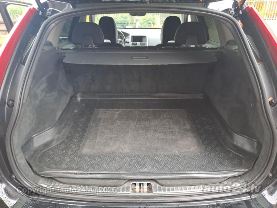 Black Volvo XC60 2015 in Tallinn, with an engine capacity of 2.40 L and mileage of 214 thousand km for 15000 €, photo 12 on AUTOMOTO.COM.LV