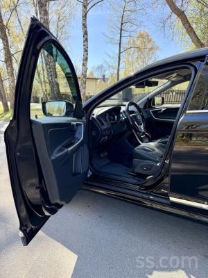 Black Volvo XC60 2015 in Riga, with an engine capacity of 2.40 L and mileage of 242 thousand km for 16550 €, photo 13 on AUTOMOTO.COM.LV
