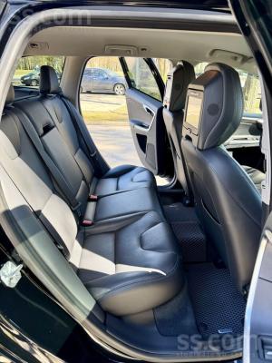 Black Volvo XC60 2015 in Riga, with an engine capacity of 2.40 L and mileage of 242 thousand km for 16550 €, photo 16 on AUTOMOTO.COM.LV