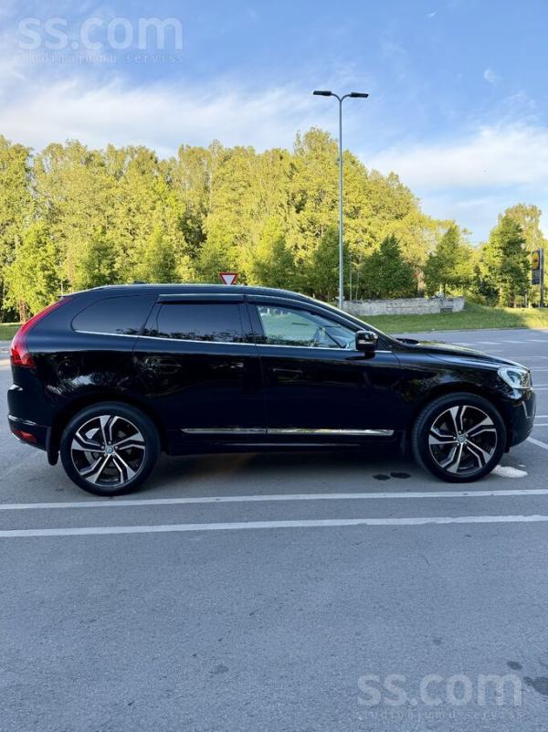 Black Volvo XC60 2015 in Riga, with an engine capacity of 2.40 L and mileage of 242 thousand km for 15650 €, photo 8 on AUTOMOTO.COM.LV