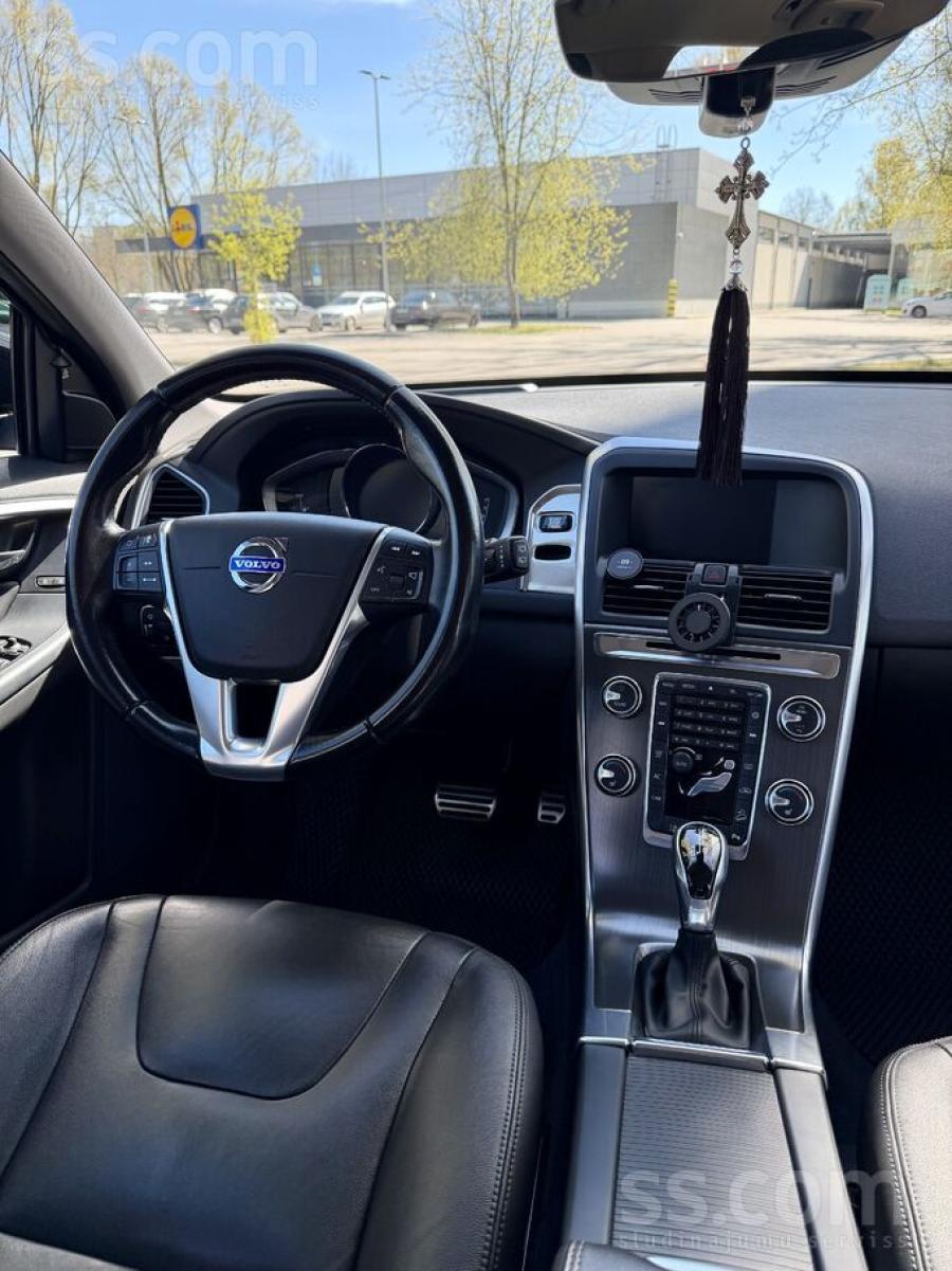 Black Volvo XC60 2015 in Riga, with an engine capacity of 2.40 L and mileage of 242 thousand km for 15650 €, photo 20 on AUTOMOTO.COM.LV