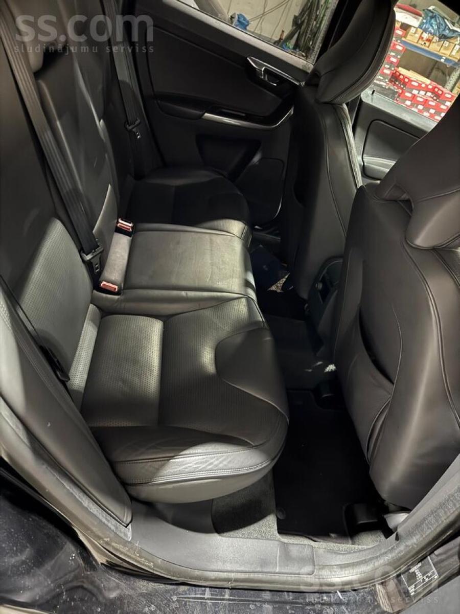 Melns Volvo XC60 2015 Ogre, ar dzinēja tilpumu 2.40 L un nobraukumu 201 tūkst. km par 14500 €, foto 34 vietnē AUTOMOTO.COM.LV