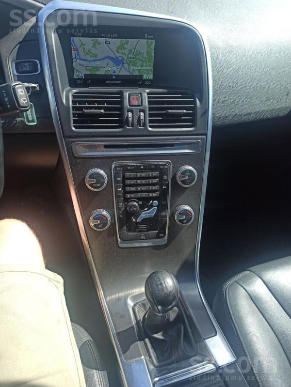 Black Volvo XC60 2015 in Aizkraukle, with an engine capacity of 2.00 L and mileage of 331 thousand km for 9550 €, photo 5 on AUTOMOTO.COM.LV