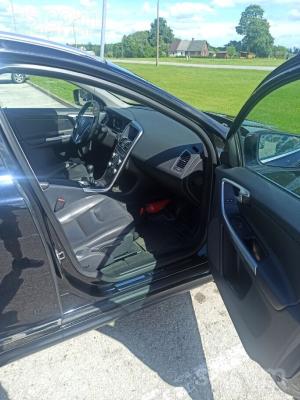 Melns Volvo XC60 2015 Aizkraukle, ar dzinēja tilpumu 2.00 L un nobraukumu 331 tūkst. km par 9550 €, foto 8 vietnē AUTOMOTO.COM.LV