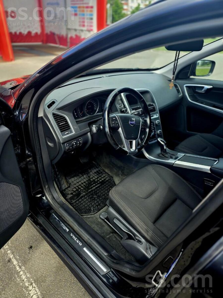 Melns Volvo XC60 2015 Rīga, ar dzinēja tilpumu 2.00 L un nobraukumu 214 tūkst. km par 15000 €, foto 7 vietnē AUTOMOTO.COM.LV