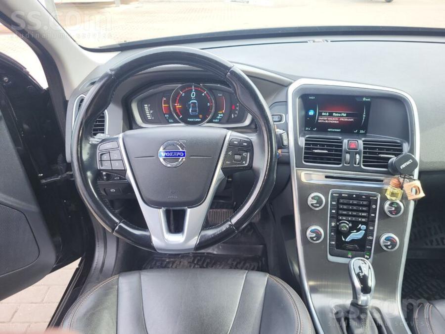 Melns Volvo XC60 2015 Rīga, ar dzinēja tilpumu 2.00 L un nobraukumu 297 tūkst. km par 13500 €, foto 3 vietnē AUTOMOTO.COM.LV