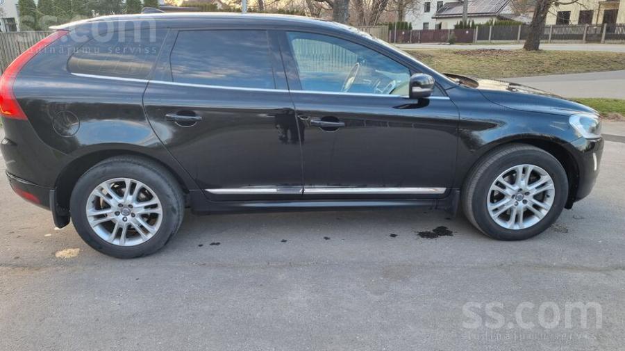 Black Volvo XC60 2015 in Riga, with an engine capacity of 2.40 L and mileage of 331 thousand km for 10500 €, photo 10 on AUTOMOTO.COM.LV