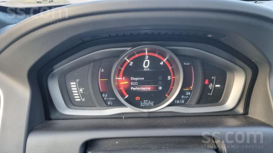 Black Volvo XC60 2015 in Riga, with an engine capacity of 2.40 L and mileage of 331 thousand km for 10500 €, photo 12 on AUTOMOTO.COM.LV