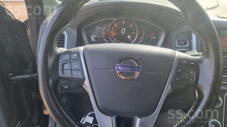 Black Volvo XC60 2015 in Riga, with an engine capacity of 2.40 L and mileage of 331 thousand km for 10500 €, photo 17 on AUTOMOTO.COM.LV
