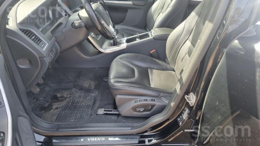 Black Volvo XC60 2015 in Riga, with an engine capacity of 2.40 L and mileage of 331 thousand km for 10500 €, photo 18 on AUTOMOTO.COM.LV