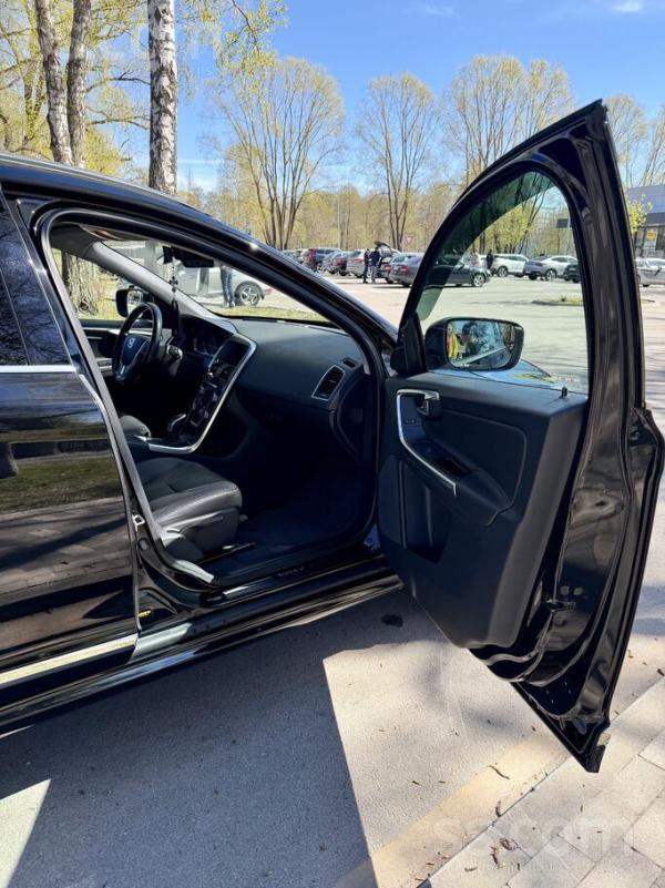 Black Volvo XC60 2015 in Riga, with an engine capacity of 2.40 L and mileage of 242 thousand km for 15000 €, photo 7 on AUTOMOTO.COM.LV
