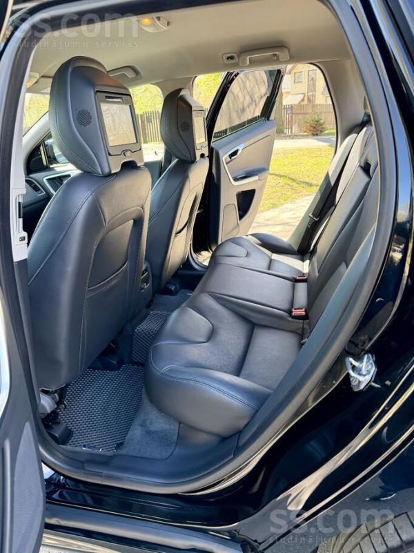 Black Volvo XC60 2015 in Riga, with an engine capacity of 2.40 L and mileage of 242 thousand km for 15000 €, photo 8 on AUTOMOTO.COM.LV
