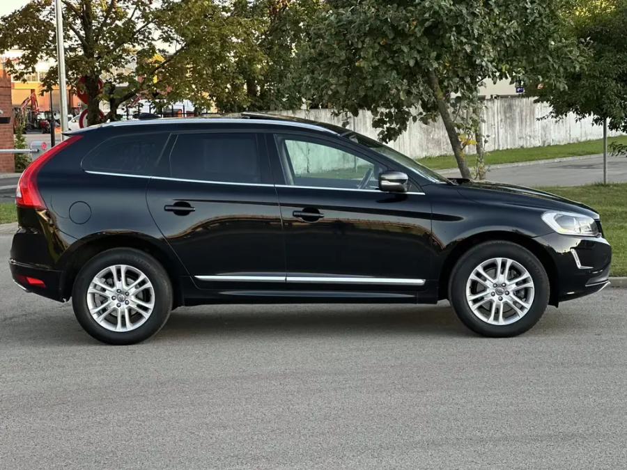 Black Volvo XC60 2015 in Riga, with an engine capacity of 2.40 L and mileage of 213 thousand km for 15000 €, photo 6 on AUTOMOTO.COM.LV
