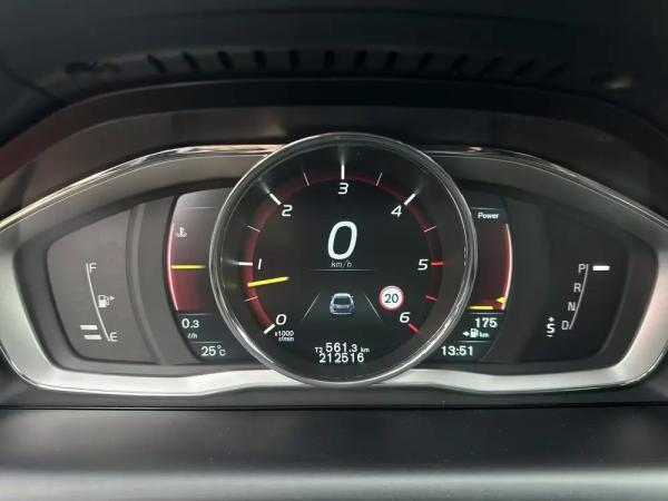 Черный Вольво ХС60 2015 в Рига, объемом двигателя 2.40 л и пробегом 213 тыс. км за 15000 €, фото 7 на AUTOMOTO.COM.LV