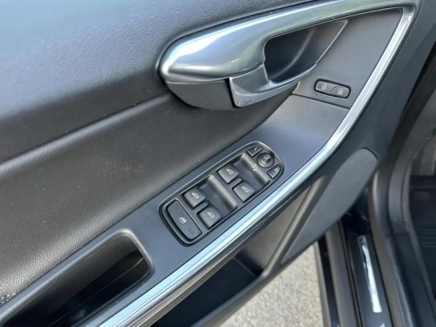 Black Volvo XC60 2015 in Riga, with an engine capacity of 2.40 L and mileage of 213 thousand km for 15000 €, photo 11 on AUTOMOTO.COM.LV