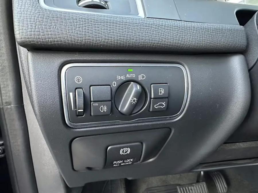Black Volvo XC60 2015 in Riga, with an engine capacity of 2.40 L and mileage of 213 thousand km for 15000 €, photo 13 on AUTOMOTO.COM.LV