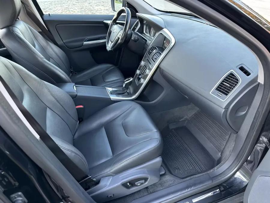 Black Volvo XC60 2015 in Riga, with an engine capacity of 2.40 L and mileage of 213 thousand km for 15000 €, photo 18 on AUTOMOTO.COM.LV