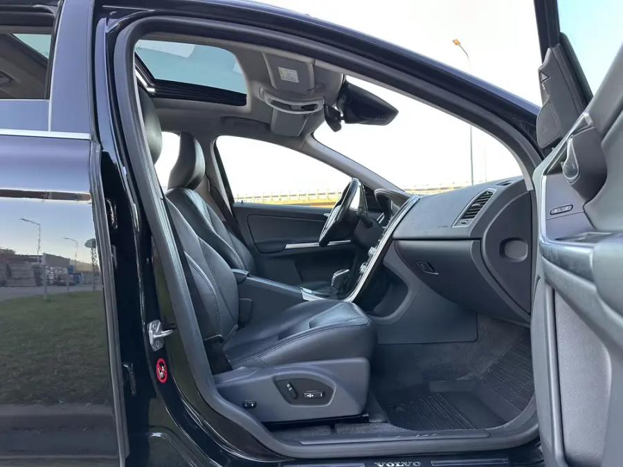 Black Volvo XC60 2015 in Riga, with an engine capacity of 2.40 L and mileage of 213 thousand km for 15000 €, photo 20 on AUTOMOTO.COM.LV