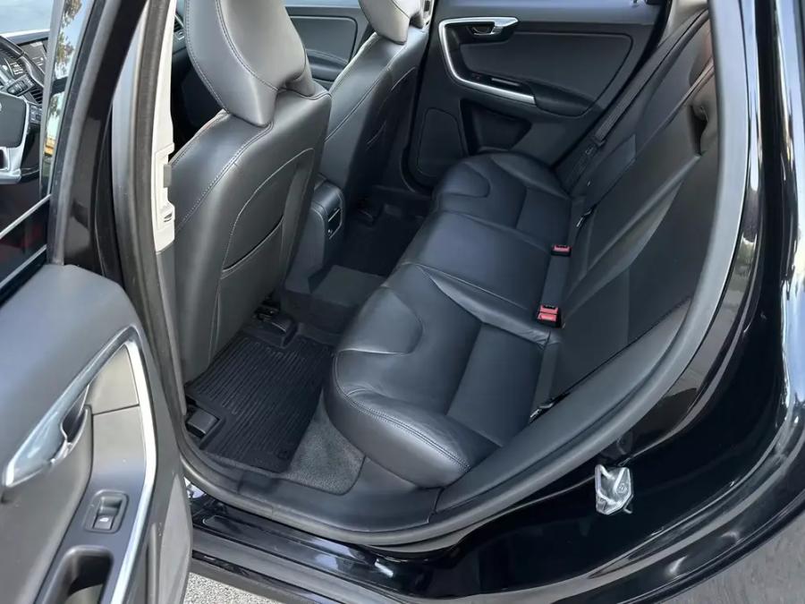 Black Volvo XC60 2015 in Riga, with an engine capacity of 2.40 L and mileage of 213 thousand km for 15000 €, photo 26 on AUTOMOTO.COM.LV