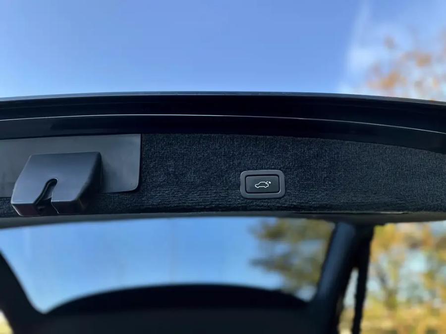 Black Volvo XC60 2015 in Riga, with an engine capacity of 2.40 L and mileage of 213 thousand km for 15000 €, photo 28 on AUTOMOTO.COM.LV