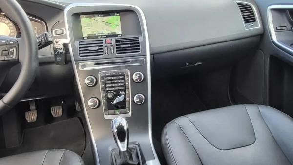 Black Volvo XC60 2015 in Riga, with an engine capacity of 2.00 L and mileage of 179 thousand km for 7500 €, photo 7 on AUTOMOTO.COM.LV