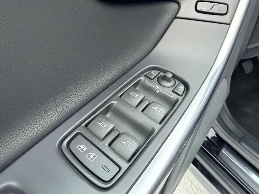 Melns Volvo XC60 2015 Rīga, ar dzinēja tilpumu 2.40 L un nobraukumu 309 tūkst. km par 12995 €, foto 13 vietnē AUTOMOTO.COM.LV