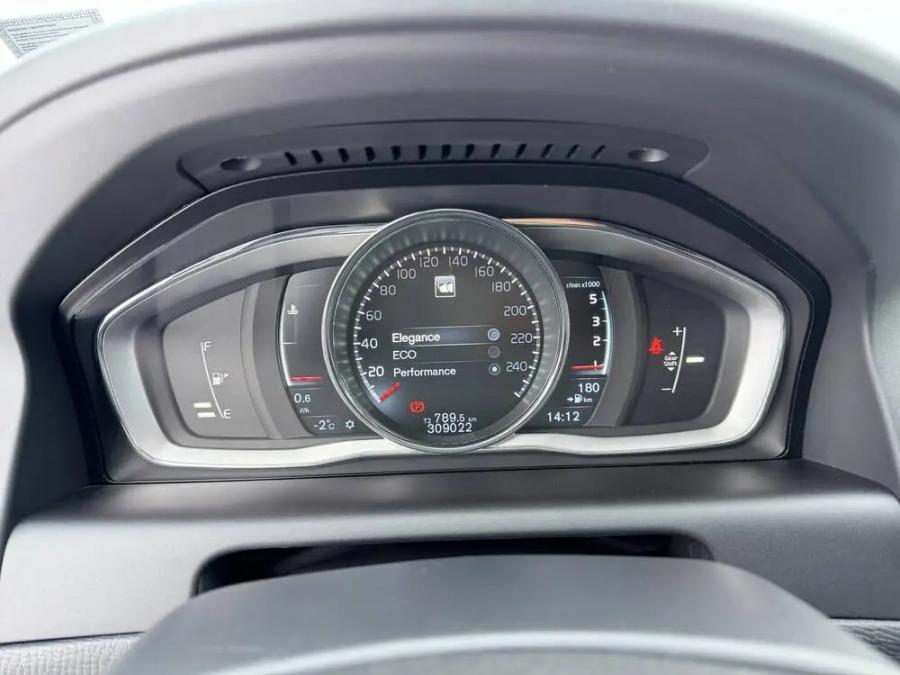 Melns Volvo XC60 2015 Rīga, ar dzinēja tilpumu 2.40 L un nobraukumu 309 tūkst. km par 12995 €, foto 20 vietnē AUTOMOTO.COM.LV