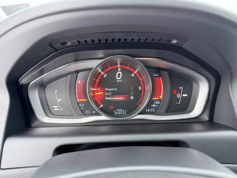 Melns Volvo XC60 2015 Rīga, ar dzinēja tilpumu 2.40 L un nobraukumu 309 tūkst. km par 12995 €, foto 22 vietnē AUTOMOTO.COM.LV