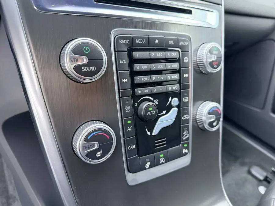 Melns Volvo XC60 2015 Rīga, ar dzinēja tilpumu 2.40 L un nobraukumu 309 tūkst. km par 12995 €, foto 23 vietnē AUTOMOTO.COM.LV