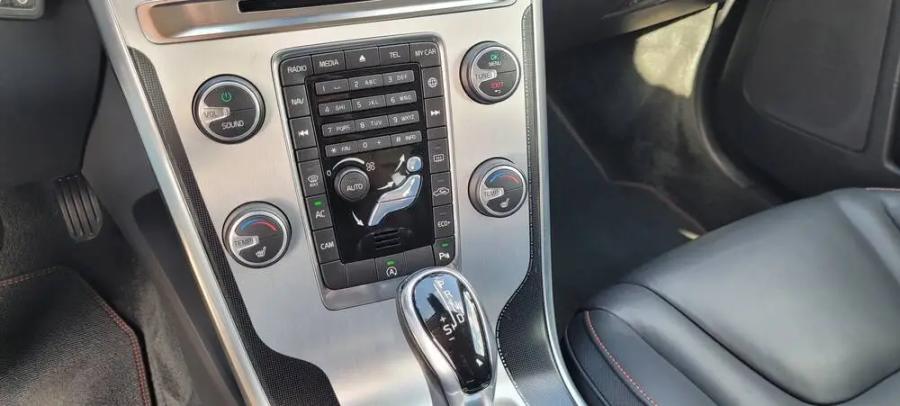Melns Volvo XC60 2015 Rīga, ar dzinēja tilpumu 2.00 L un nobraukumu 283 tūkst. km par 11000 €, foto 23 vietnē AUTOMOTO.COM.LV