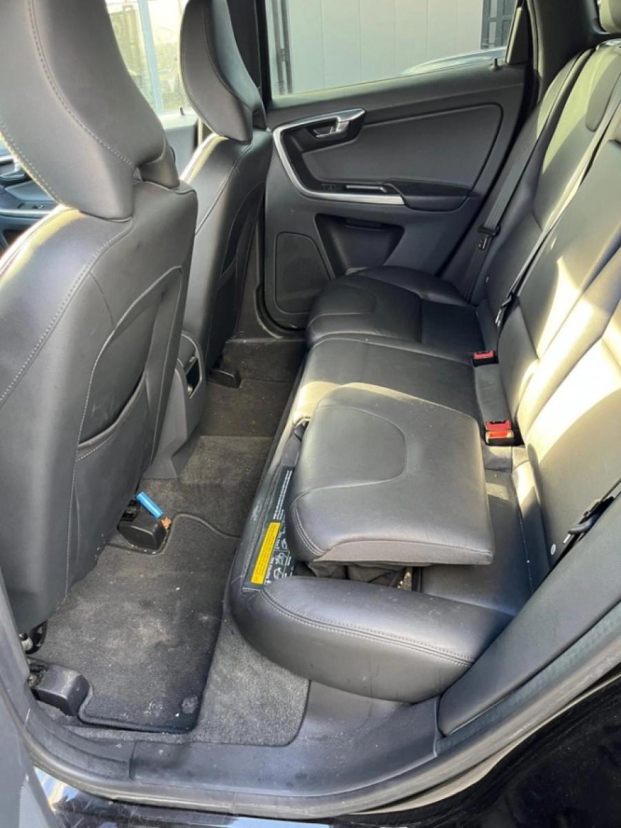 Melns Volvo XC60 2015 Rīga, ar dzinēja tilpumu 2.40 L un nobraukumu 299 tūkst. km par 12995 €, foto 6 vietnē AUTOMOTO.COM.LV